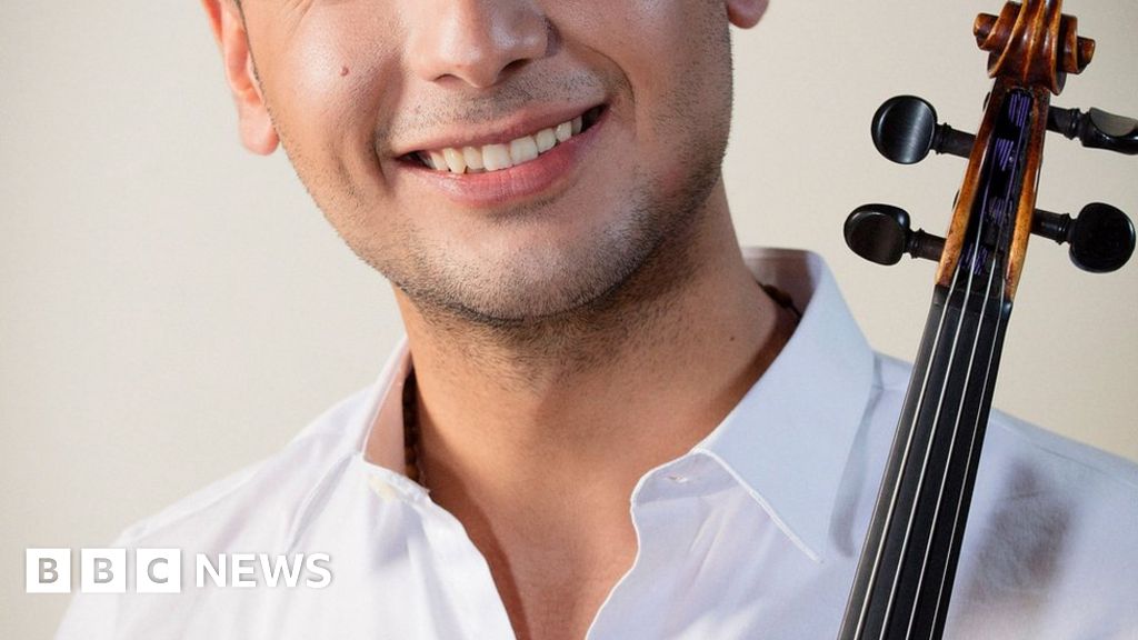 Syria war: Refugee who fled Homs with violin releases album - BBC News