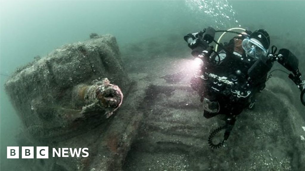 Divers explore Studland Bay's sunken D-Day tanks - BBC News