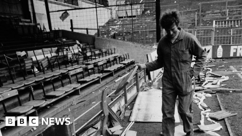 BBC Rewind: Luton Town defends ban on away supporters - BBC News