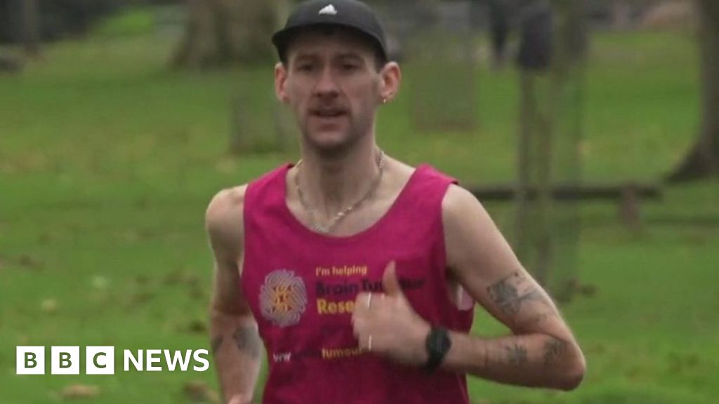 London Marathon: Hackney man training in memory of mother - BBC News