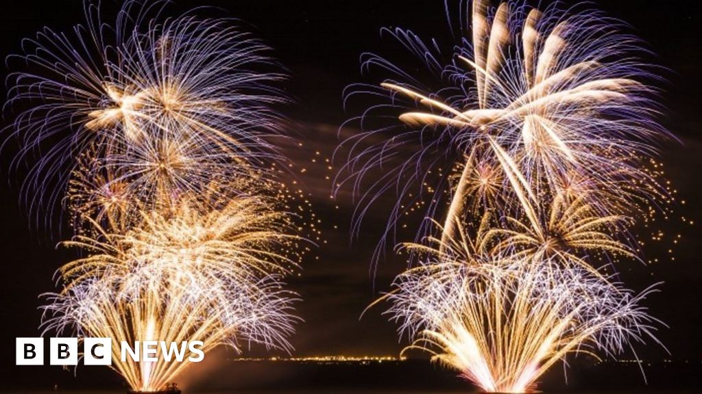 UK City of Culture 2017: Fireworks light up Hull - BBC News