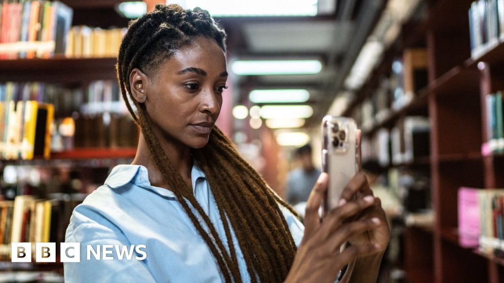 Reading: New app introduced at town's libraries - BBC News