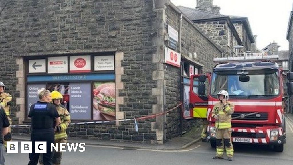 Dolgellau: Two taken to hospital after partial shop roof collapse - BBC News