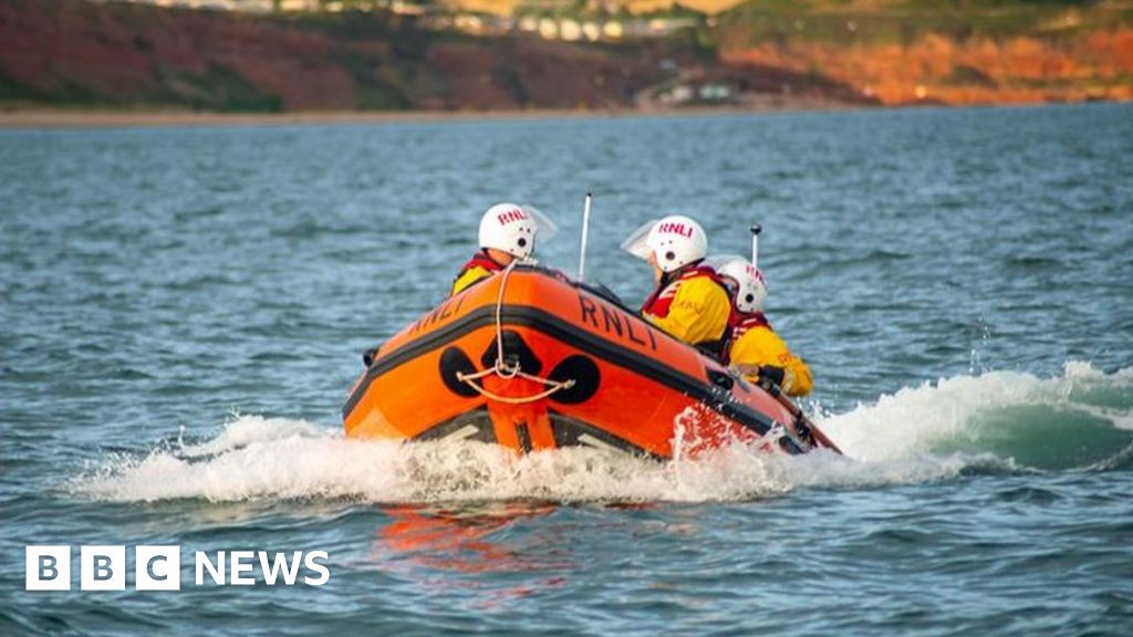Speedboat sinks in River Exe, Devon - BBC News