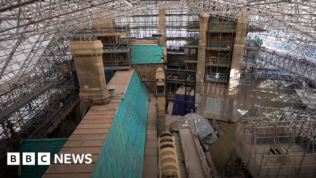 Manchester Town Hall £325m restoration reaches halfway point - BBC News