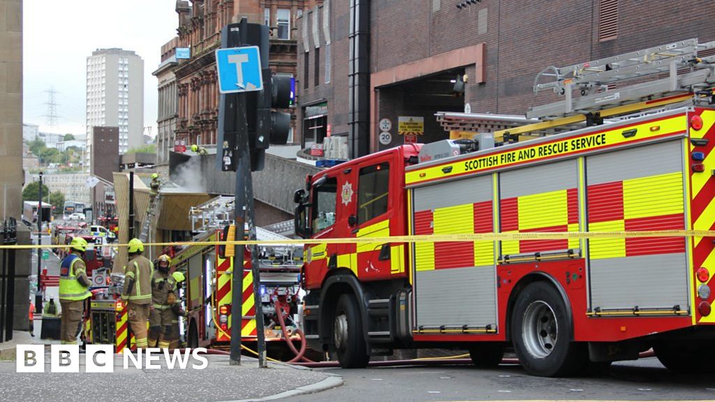 Firefighters tackle early morning blaze in Glasgow city centre - BBC News