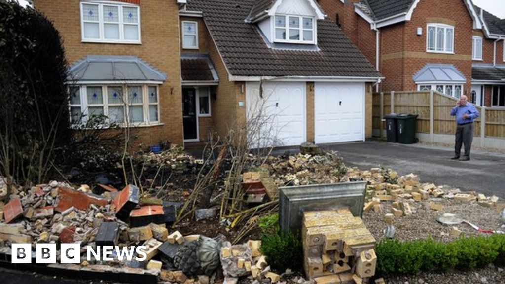 Neighbour helped Doncaster car crash fire casualty - BBC News