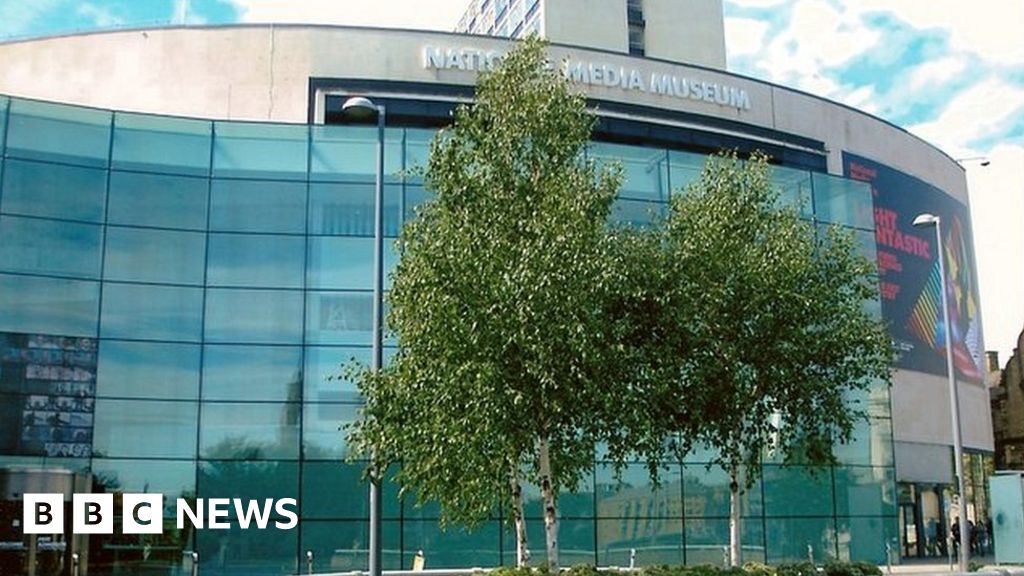 National Media Museum moves photography archive to V&A - BBC News