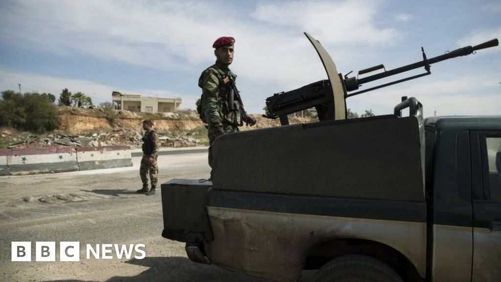 Syria conflict: Army 'storms mutinous prison' in Hama - BBC News