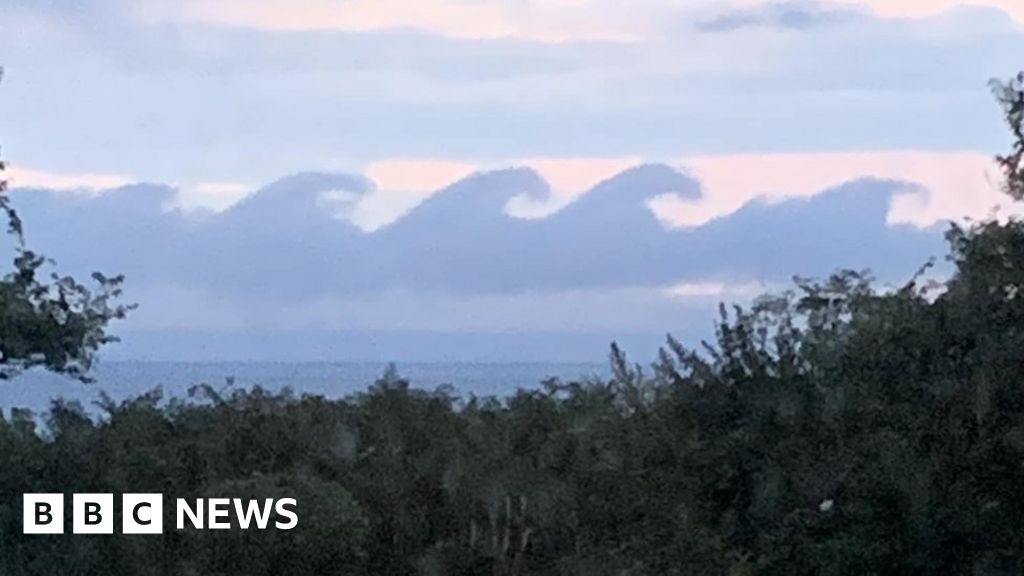 Rare Kelvin-Helmholtz wave clouds spotted off Norfolk coast - BBC News