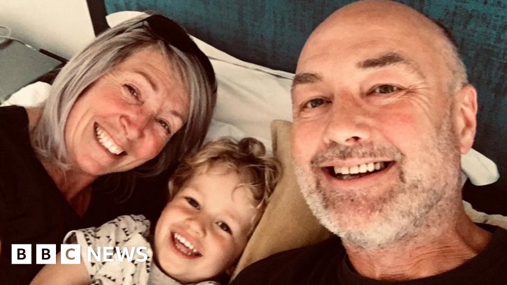 Greg Robinson: An act of kindness to make a community smile - BBC News