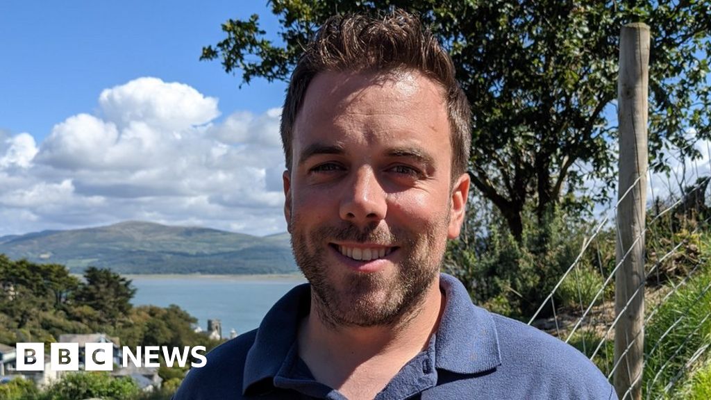 Aberdyfi: Rescuer relives double sea drama at beach - BBC News