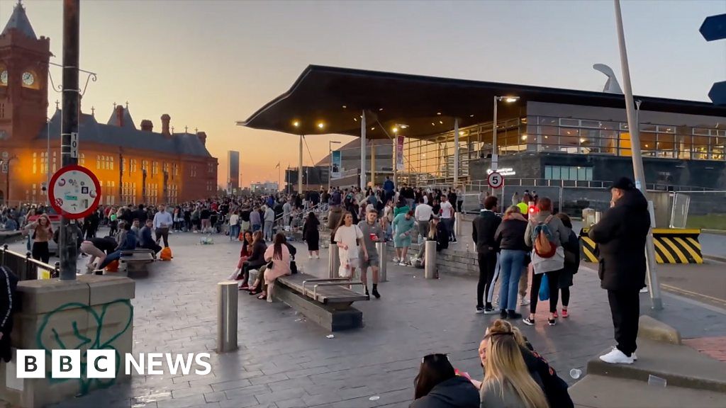 Covid: Cardiff Bay party attracts hundreds of people - BBC News