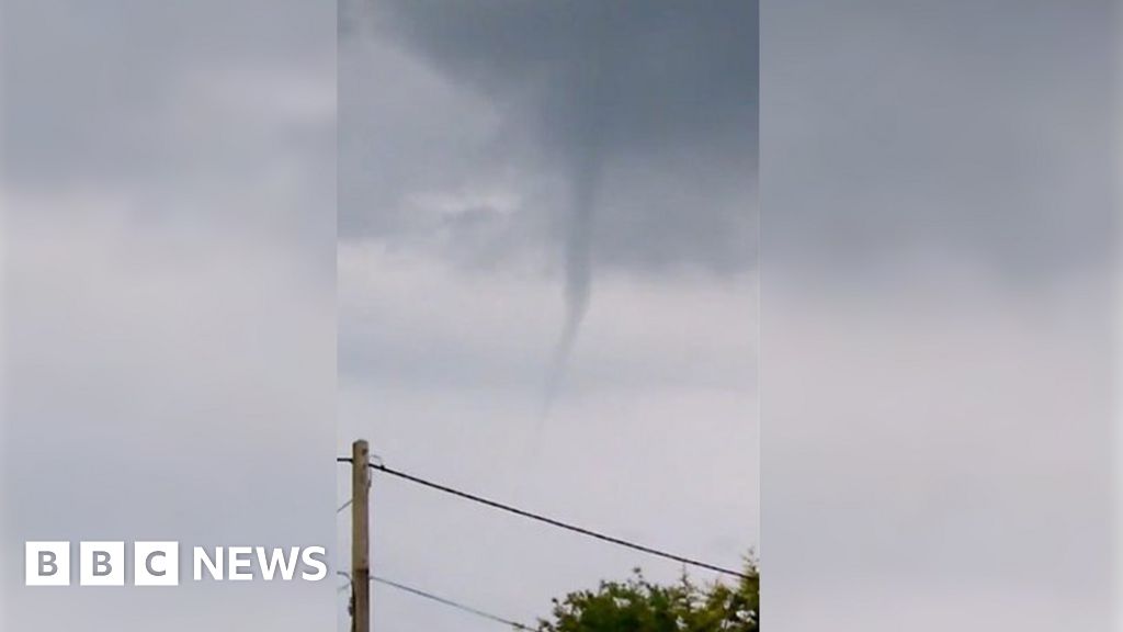 Funnel cloud spotted over Coventry - BBC News