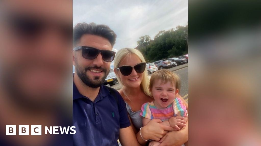 Brain tumour: Caerphilly dad raising £250k to treat cancer - BBC News