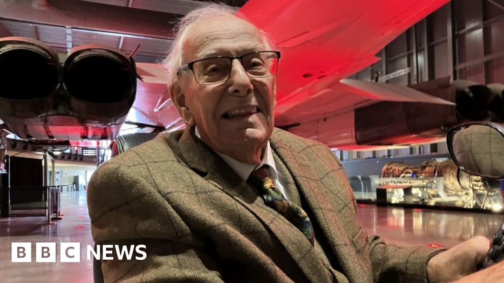 Concorde pilot revisits plane he once flew at Aerospace Bristol - BBC News