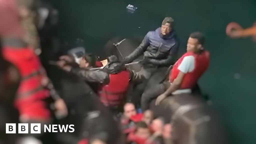 Video shows the moment sinking dinghy is rescued - BBC News