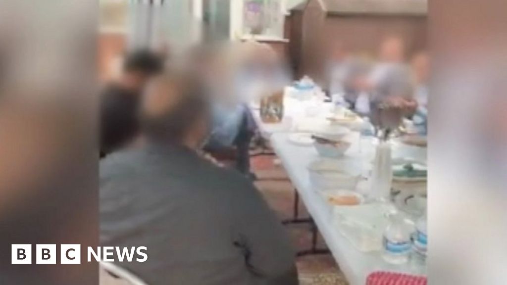 Coronvirus: Video shows Luton mayor breaking lockdown rules