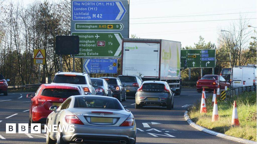M42 closure warning in Solihull as bridges installed - BBC News