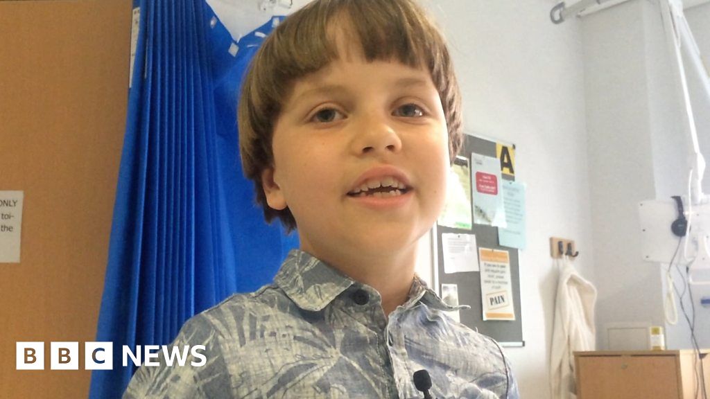 The eight-year-old boy who sings for hospital patients - BBC News