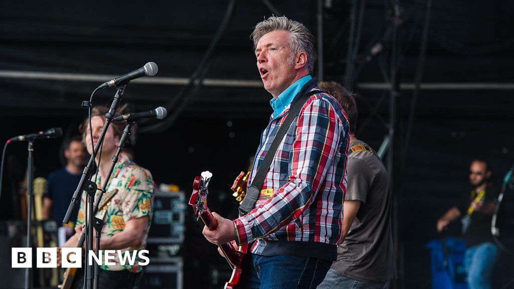 Biggest Weekend: Ash perform Teenage Kicks - BBC News