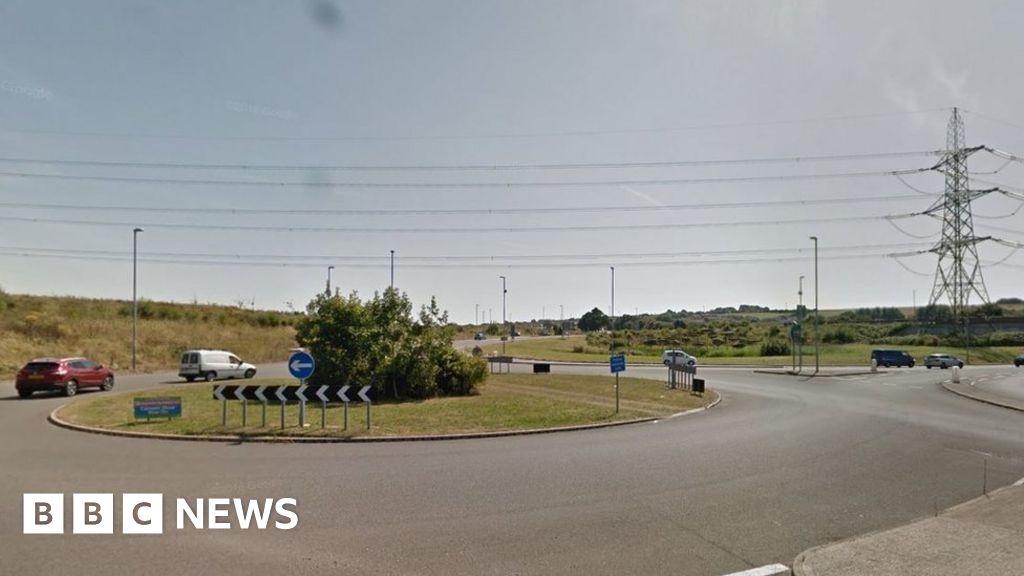 Weymouth crash: Man dies and woman critically injured - BBC News