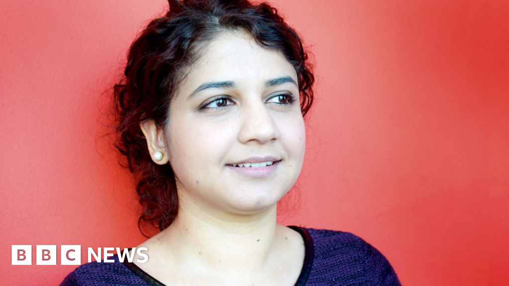 Former Glasgow Girl refugee Roza Salih becomes a councillor - BBC News