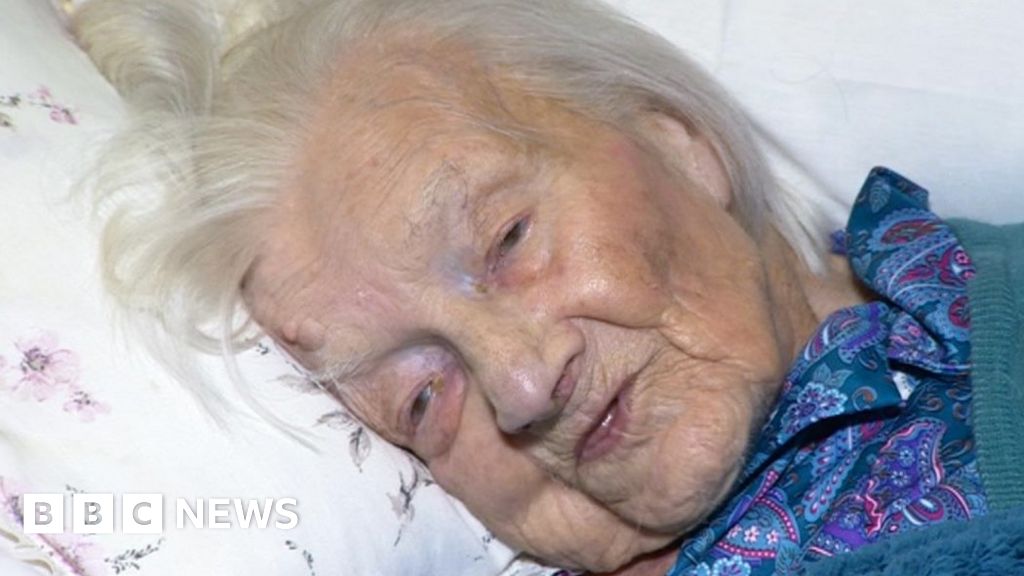 Gladys Hooper, UK's oldest woman, thanks birthday well-wishers - BBC News