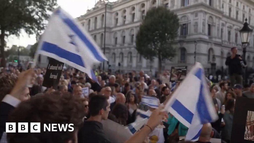 British Jews hold Downing Street vigil - BBC News
