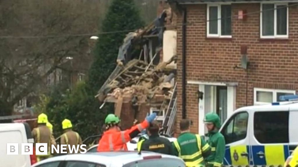 Leeds house explosion: Men injured in Tinshill blast - BBC News