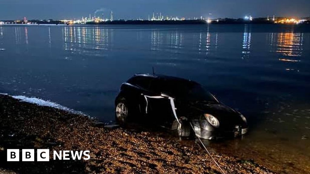 Netley beach: Second car found in sea near slipway - BBC News