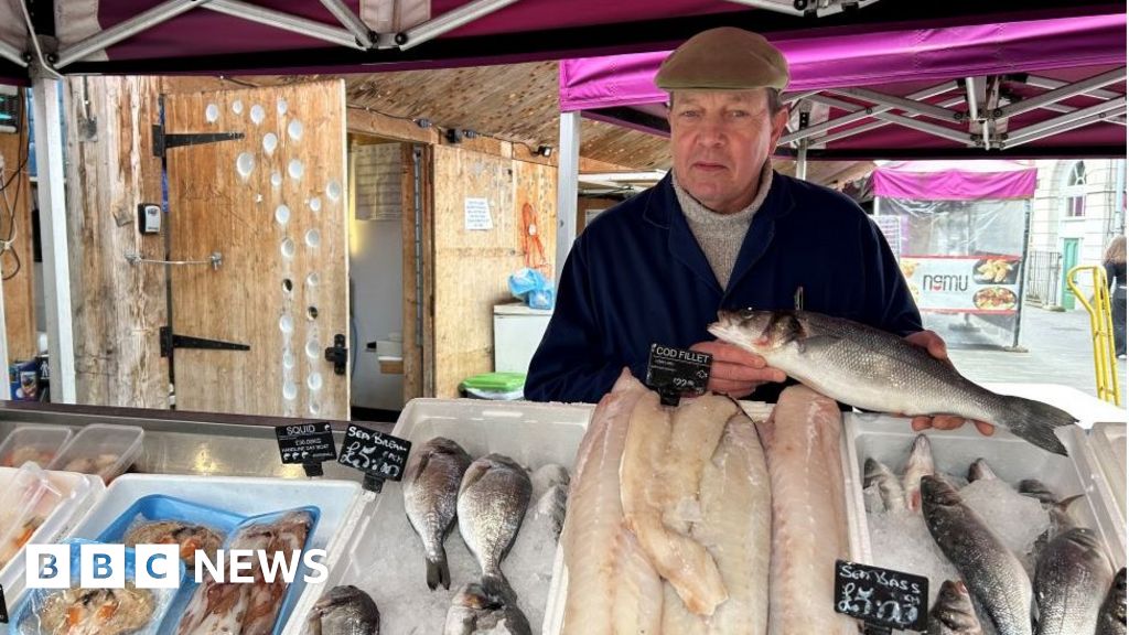 Kingston: Traders say historic market is a shadow of past glory - BBC News