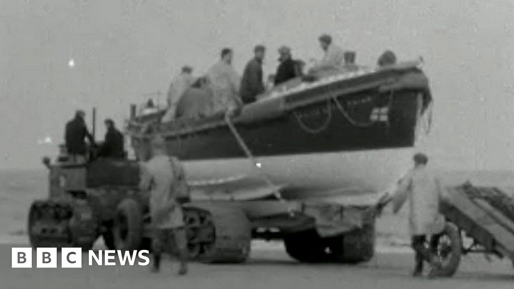 RNLI tests lifeboat launching vehicle at Wells-next-the-Sea - BBC News