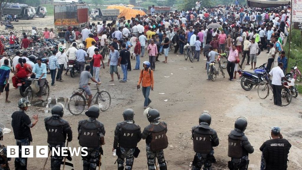 Nepal constitution: New border protests block supplies from India - BBC ...