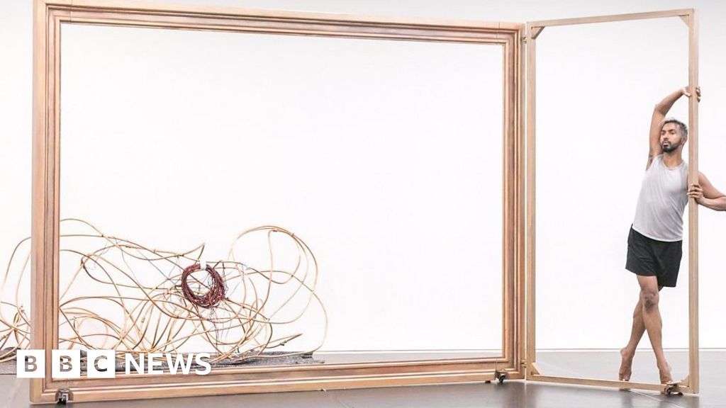 Tower of London poppy artist turns to dance - BBC News