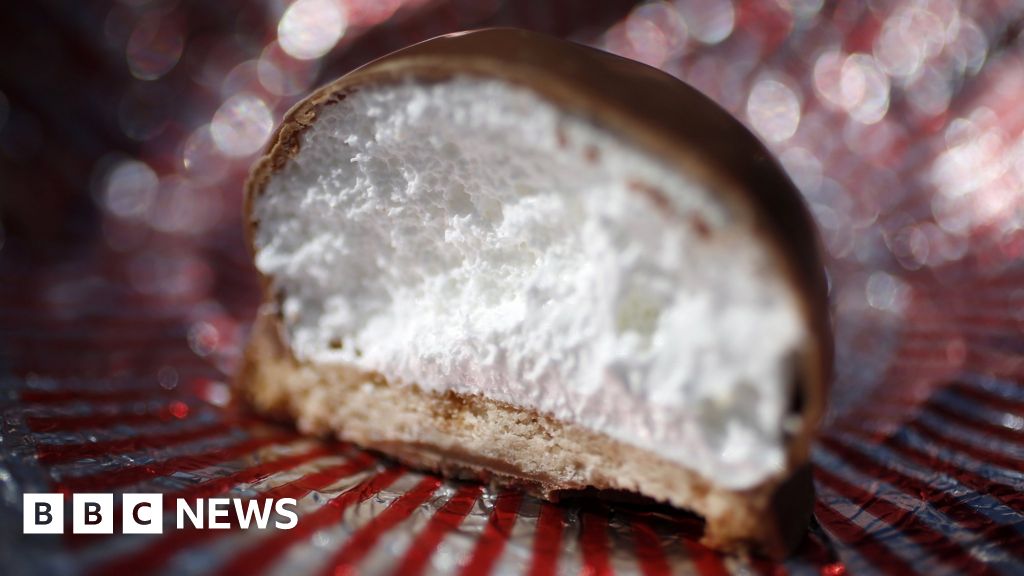 'Offensive' Tunnock's Tea Cake ad banned by regulator - BBC News