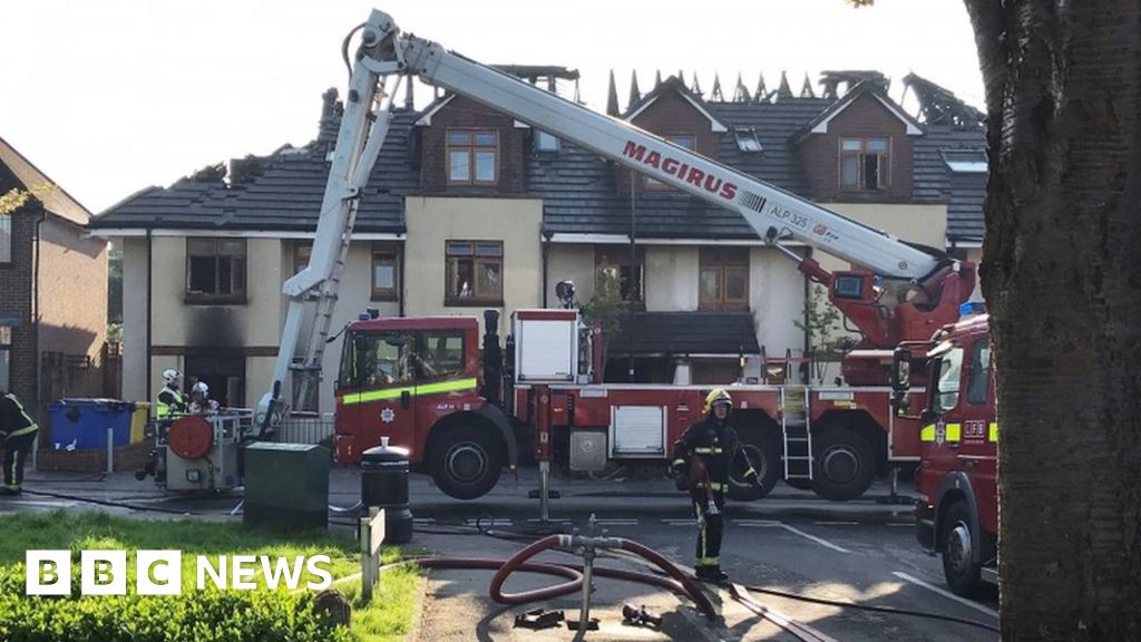 Chingford fire: Resident dies in care home blaze - BBC News