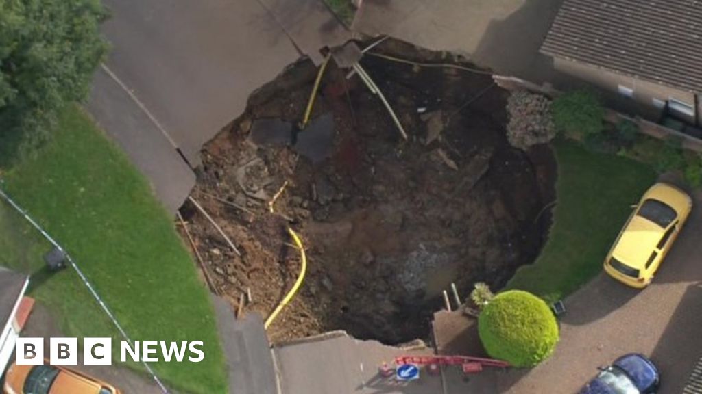 How sinkholes are formed - in 60 seconds - BBC News