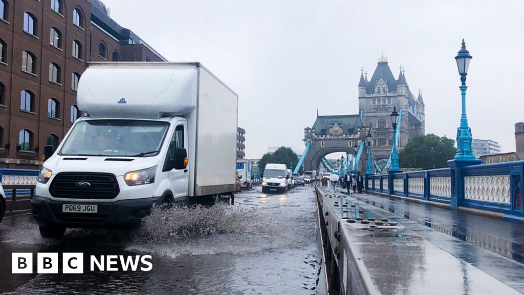 Heavy rain causes flooding near Tower Bridge - BBC News