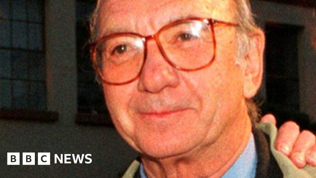 Neil Simon: Celebrated US playwright dies aged 91 - BBC News