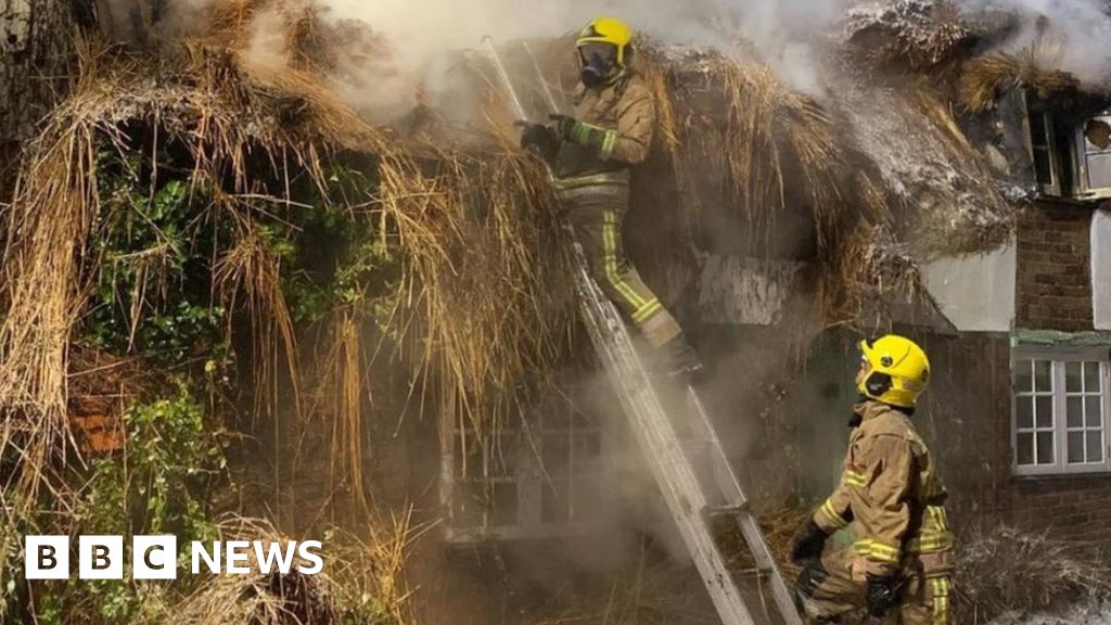 Affpuddle thatched cottage fire caused by wood burning stove - BBC News