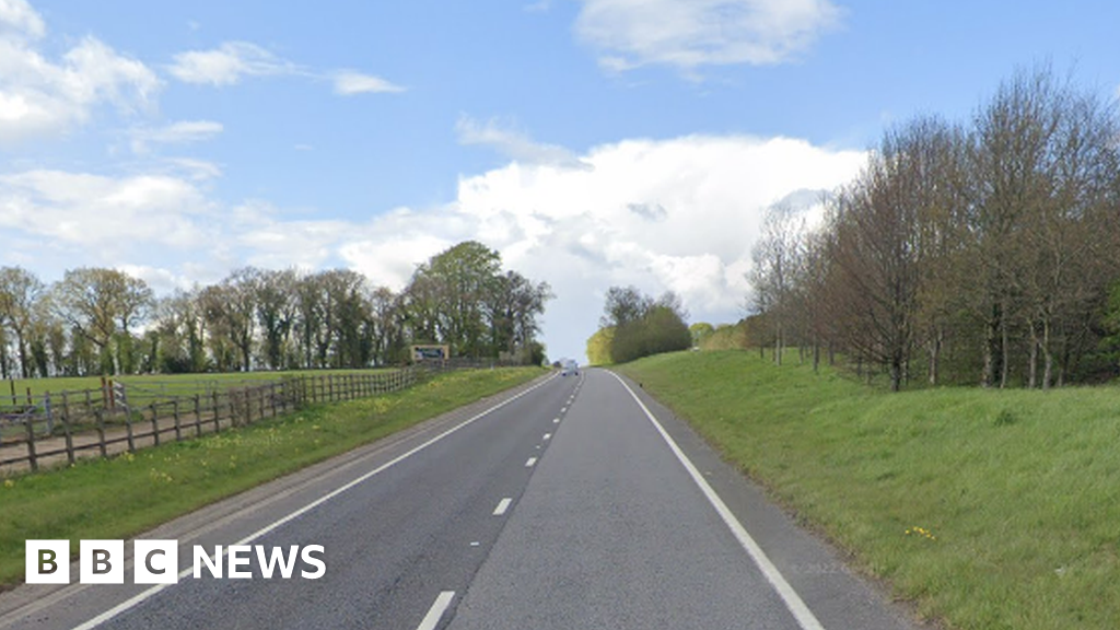 Cirencester A417 crash leaves road worker in hospital - BBC News