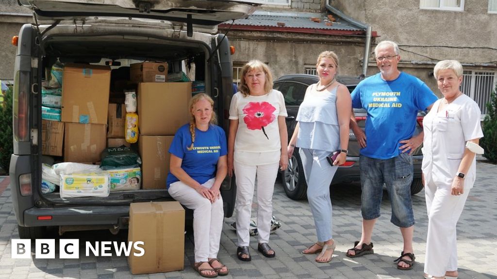 Plymouth hospital staff deliver medical aid to Ukraine - BBC News