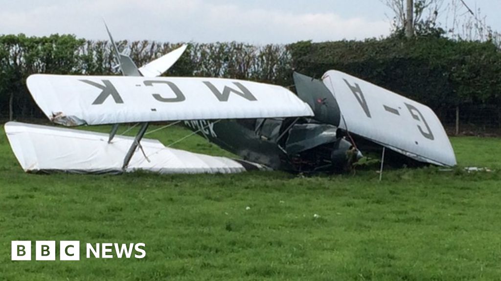 Devon Tiger Moth plane crash pilot injured - BBC News