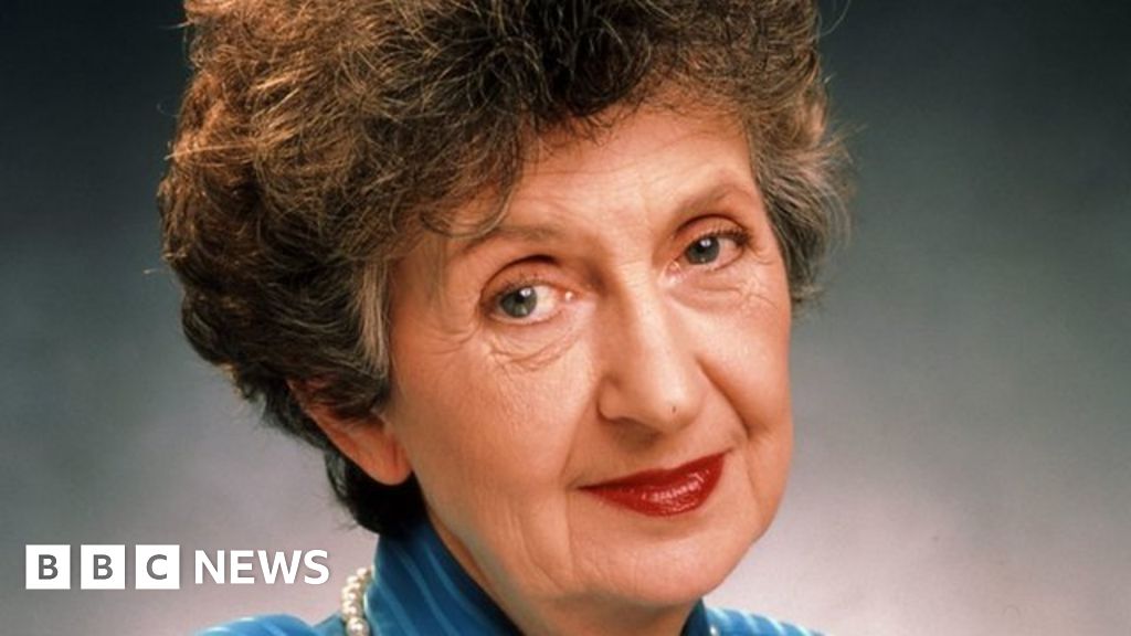 Mrs Mangel co-star: 'She got hate for Neighbours role' - BBC News