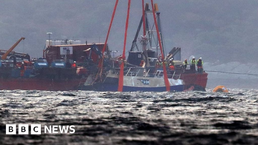 Bodies recovered from wreck of fishing boat Nancy Glen - BBC News