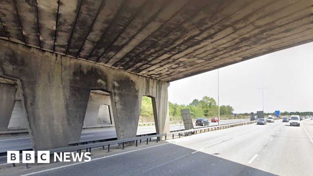 M4 near Slough and Maidenhead closes for bridge demolition - BBC News