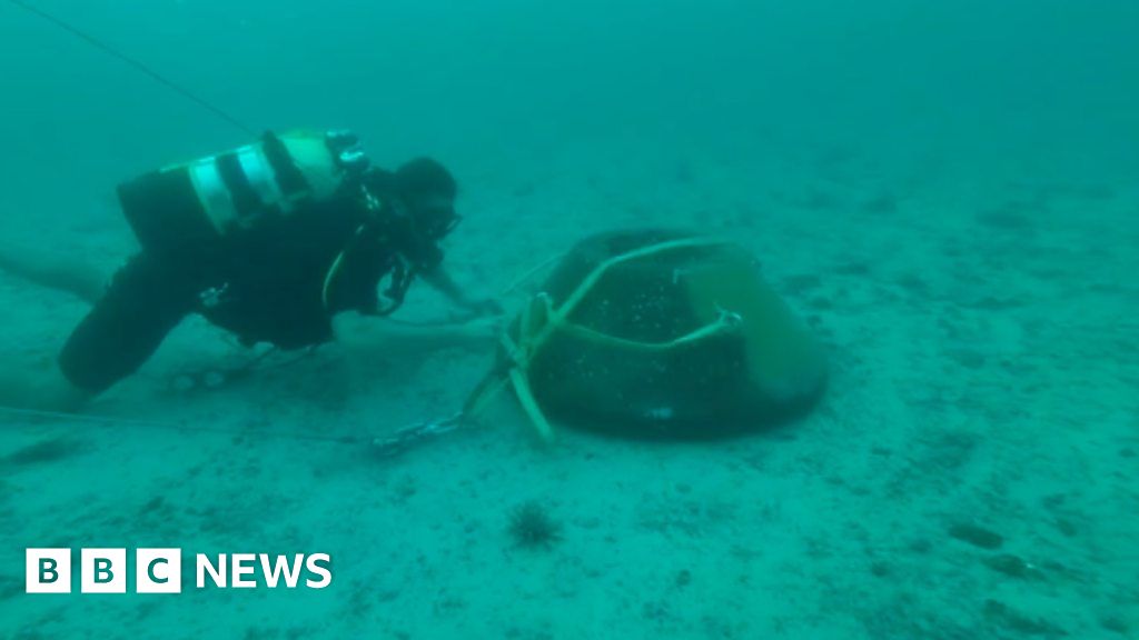 Royal Navy divers train to clear mines in the Gulf