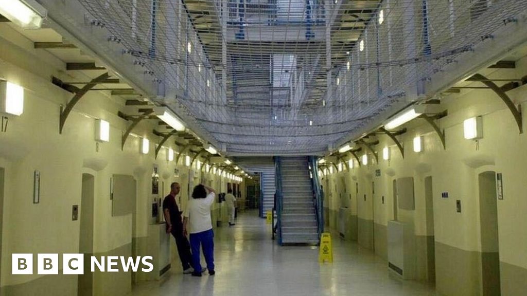 Gove eyes changes to prison governors' role - BBC News