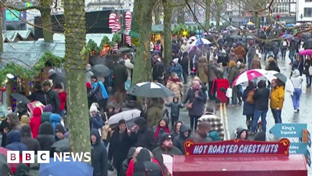Fresh overcrowding concerns at York's Christmas market - BBC News